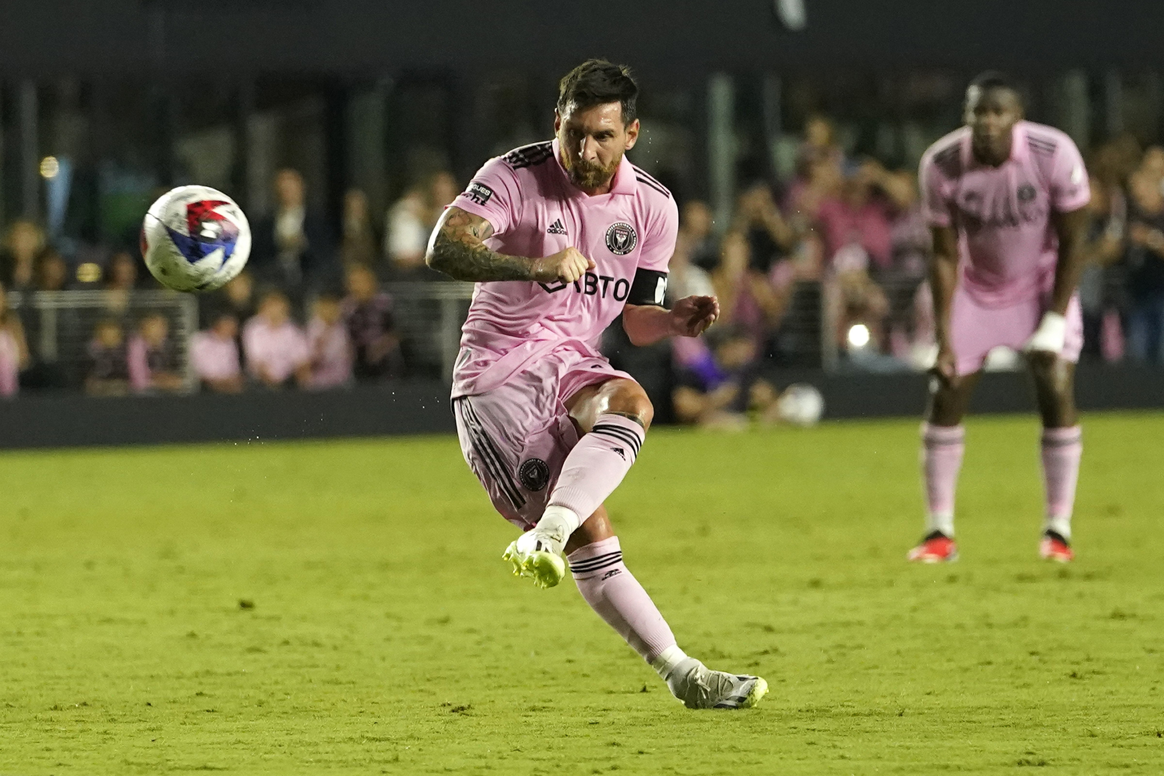 Lionel Messi scores on free kick to give Inter Miami 2-1 win over Porto ...