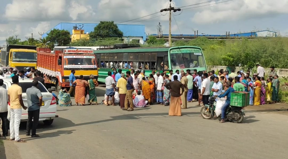 Residents demand basic facilities, block Vandalur-Walajabad road