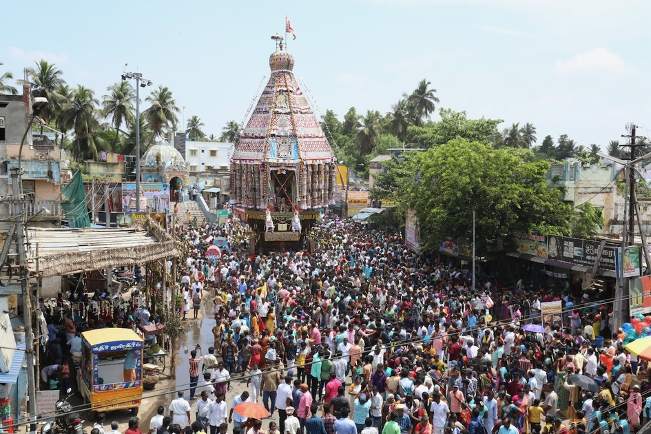 Devotees throng Madurai's Kallazhagar temple to witness 'Aadi therottam'