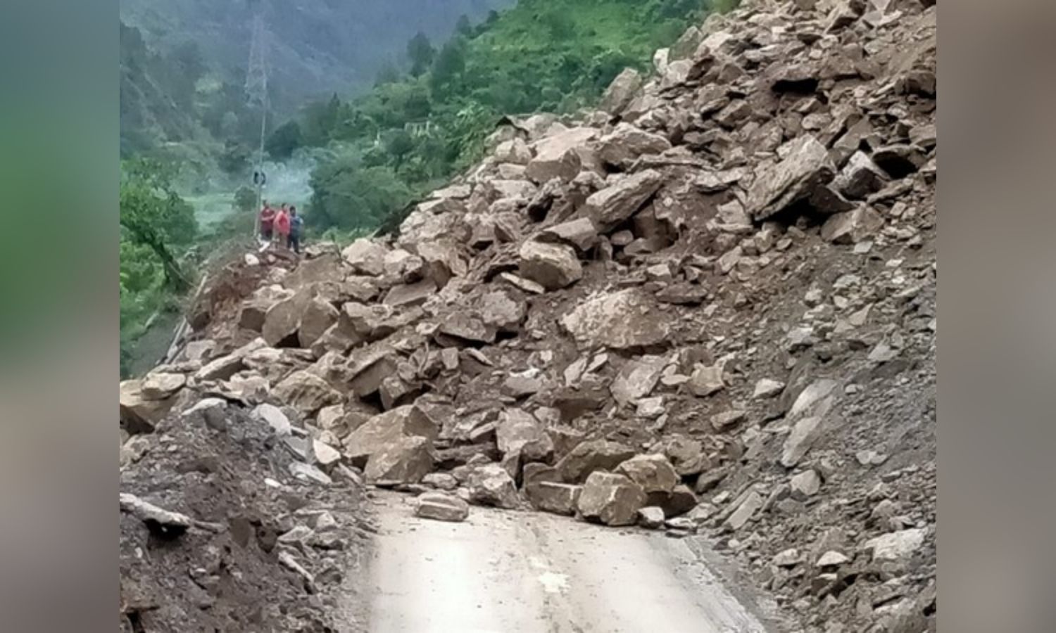 Badrinath NH shut near Chhinka due to boulders falling from hill