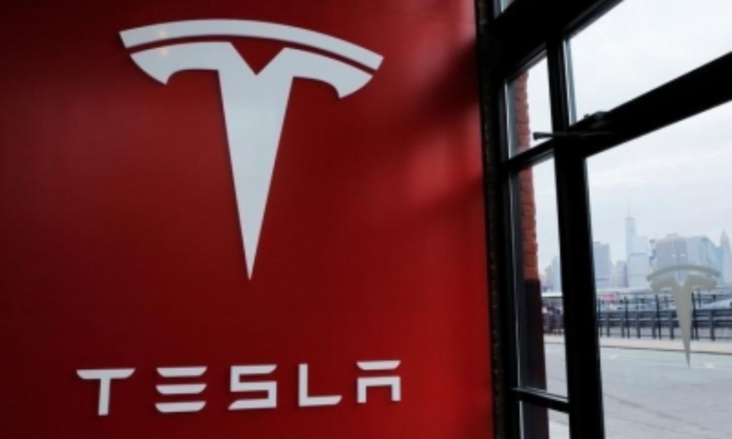 Tesla begins email campaign for FSD transfer