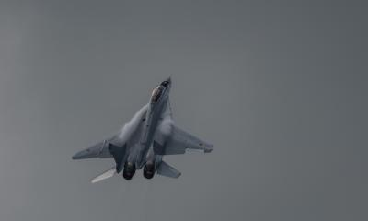 Fighter jet crashes at US air show, 2 people eject safely