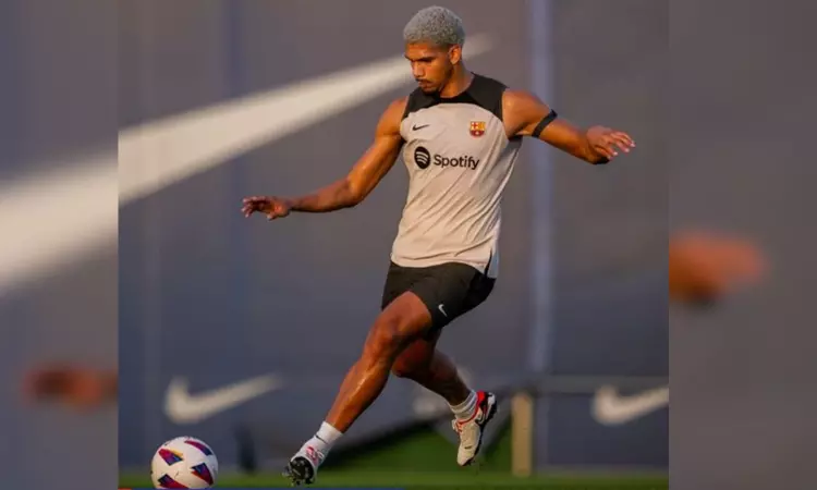 Football: Hamstring injury sidelines Barcelona defender Araujo