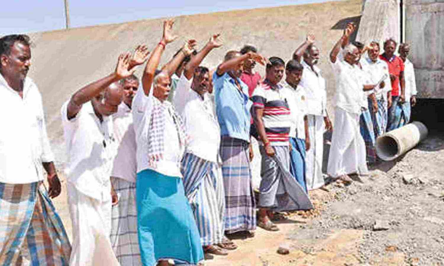 Farmers protest against setting up toll gate at Palapalayam in Erode