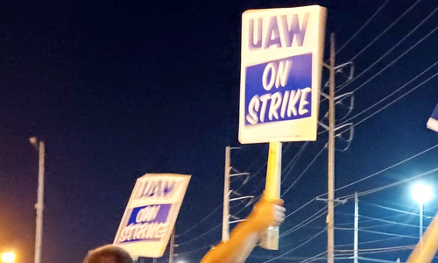 US auto strike spreads to 38 GM, Stellantis NV parts distribution centers