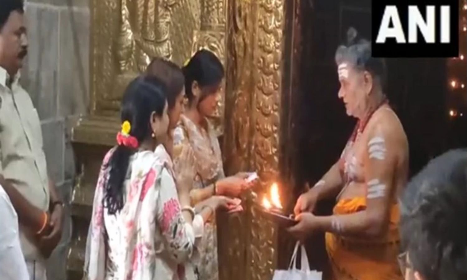 TN CM's daughter Senthamarai Stalin offers prayers at Sattainathar Temple