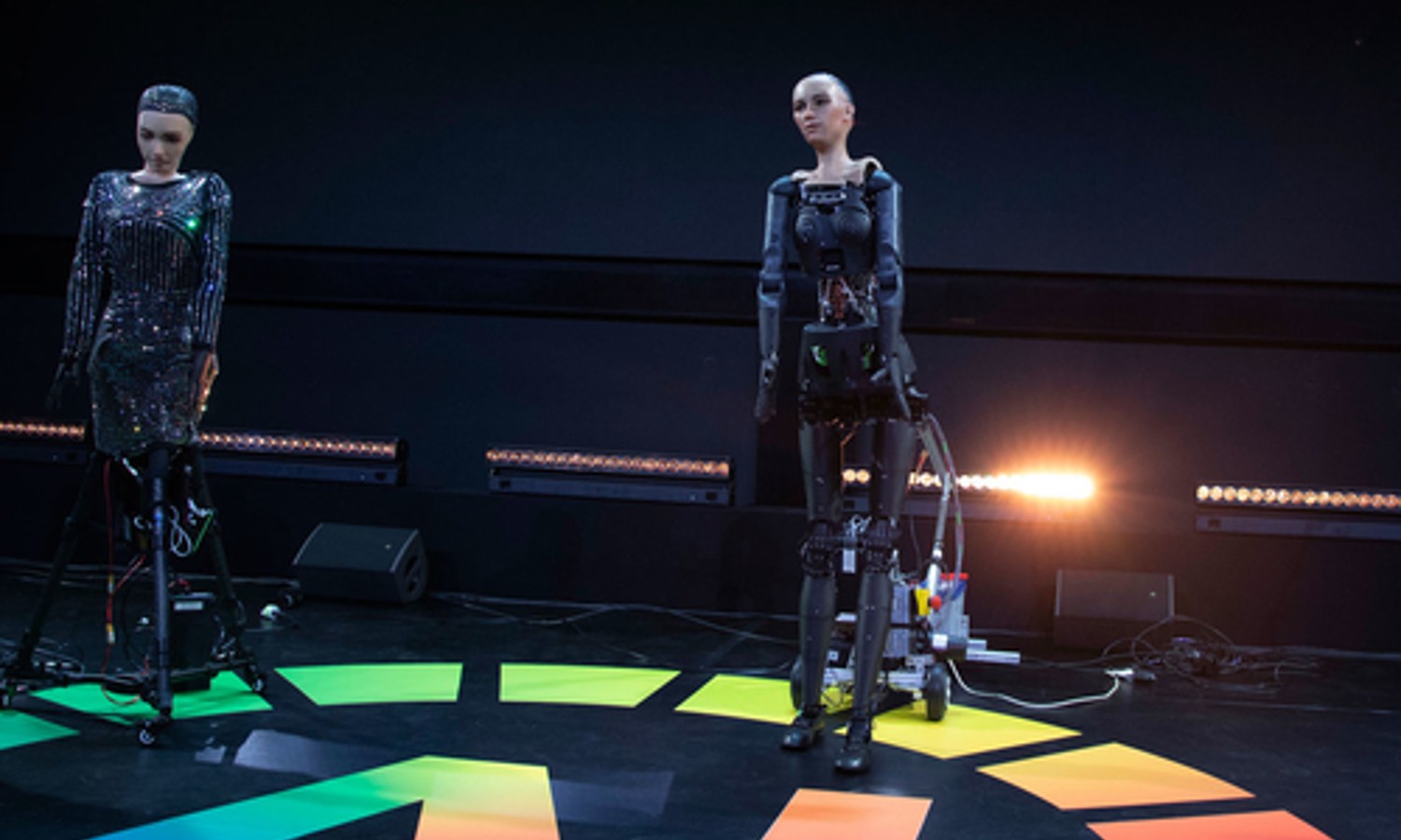 Can robots as teammates make humans lazy?