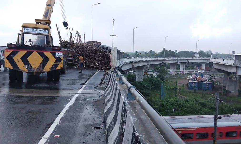 Traffic hit on ORR after wood logs from a lorry rolled on road