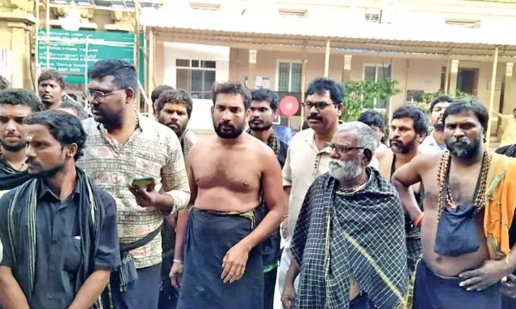 Unruly scenes at Srirangam temple leave four injured