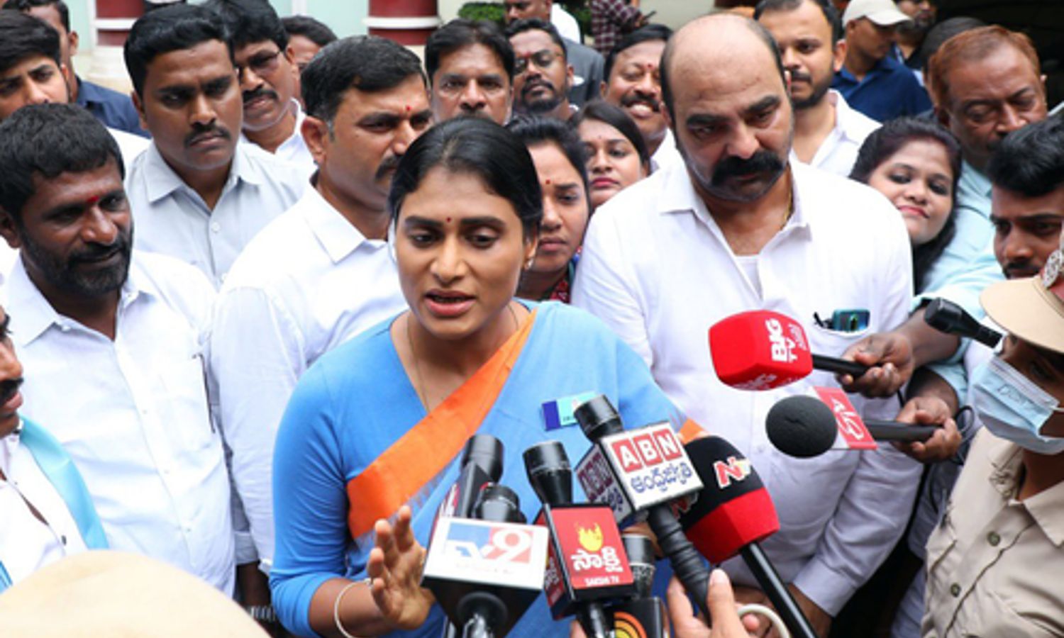 Sharmila meets brother Jagan Reddy a day before joining Congress