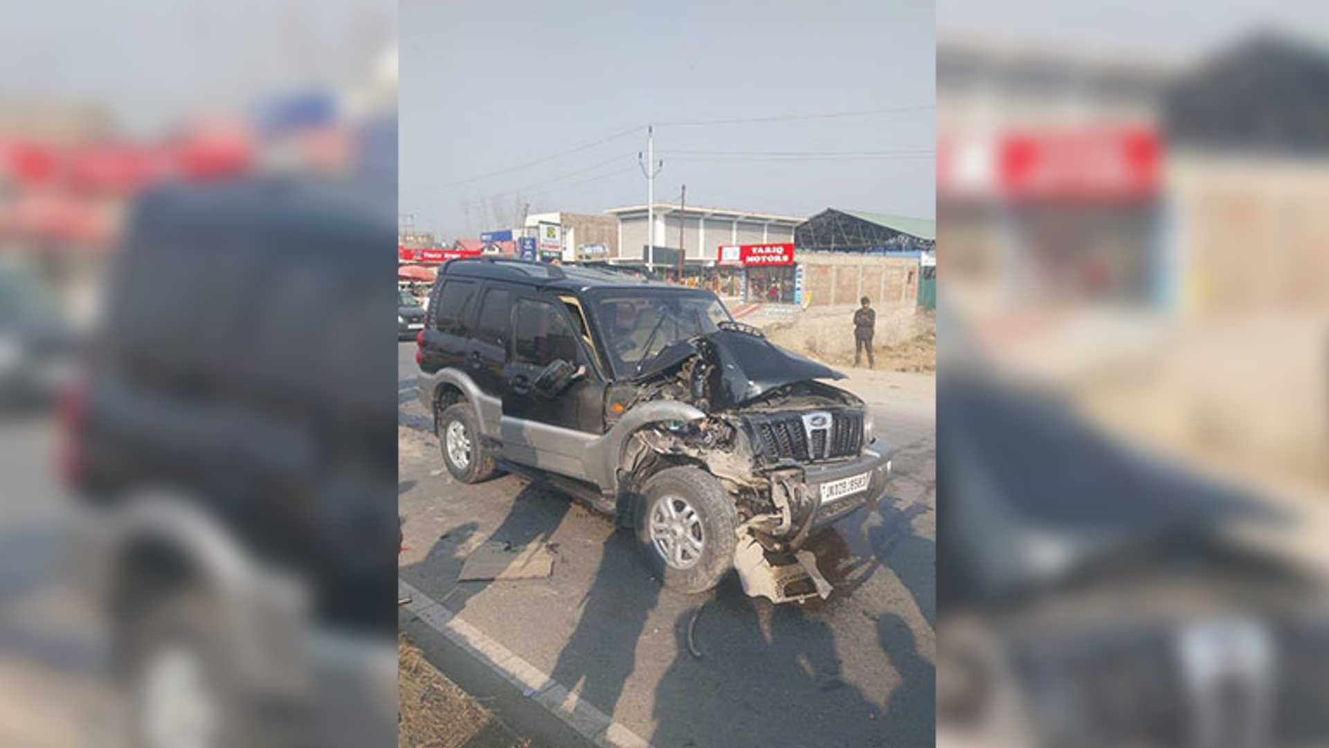 Narrow escape for PDP chief Mehbooba Mufti as vehicle meets with accident