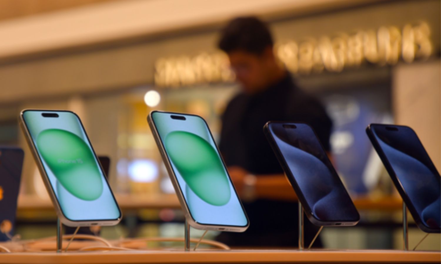 Apple has few incentives to start making iPhones in US, despite Trump's ...