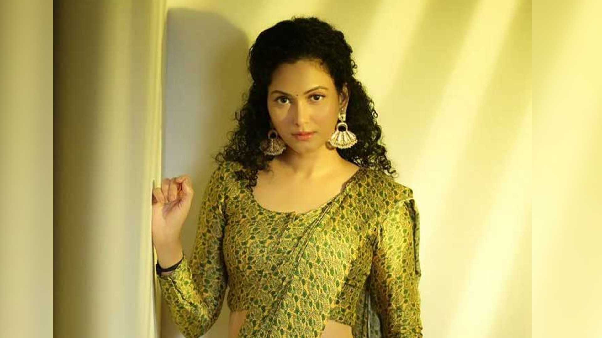 Neetha Shetty the 'reel queen' on sets of 'Aangan Aapno Kaa'