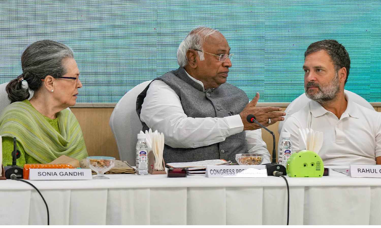 Country fervently demanding a change: Kharge at CWC meet