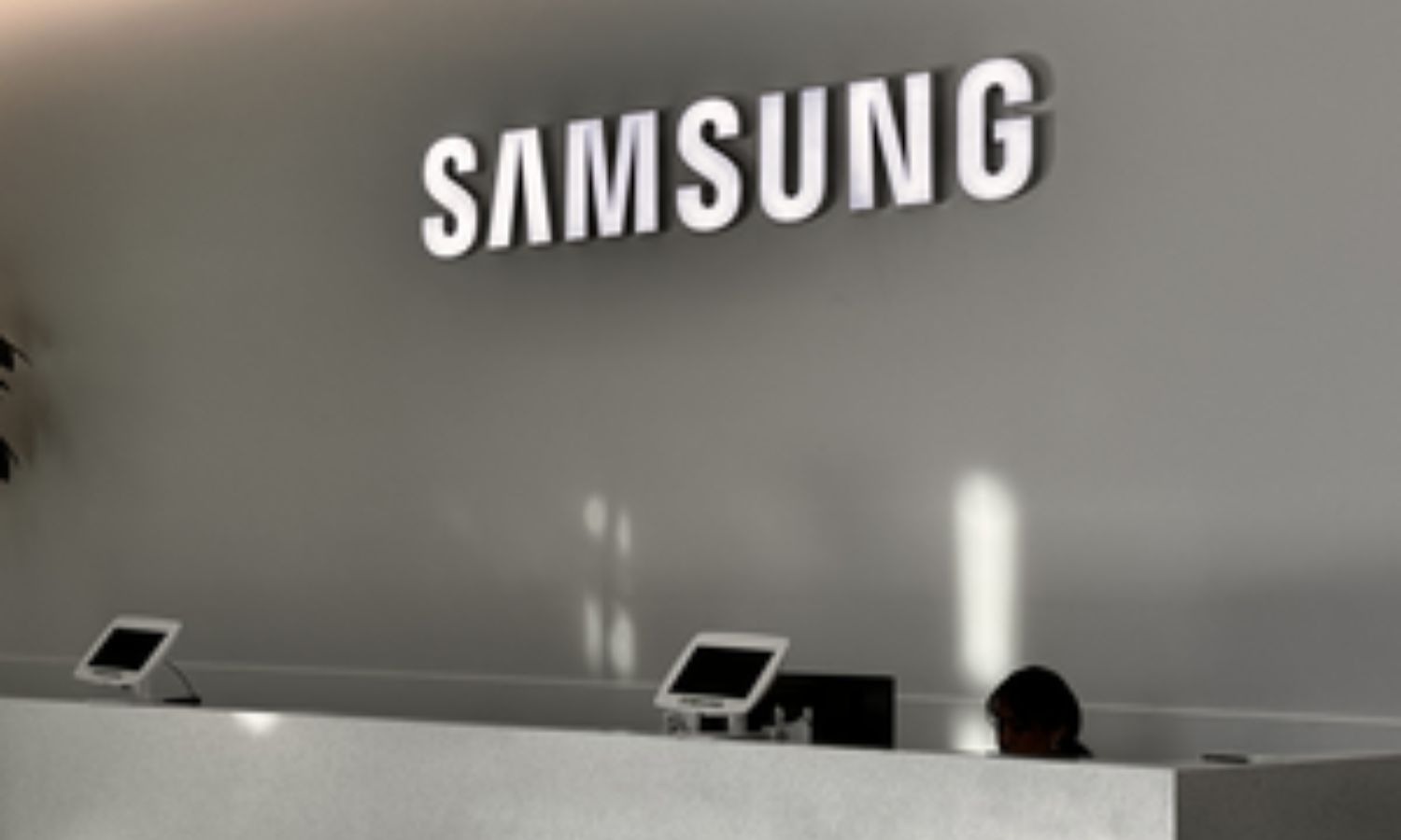 Samsung Q1 operating profit soars, chip business back to profit