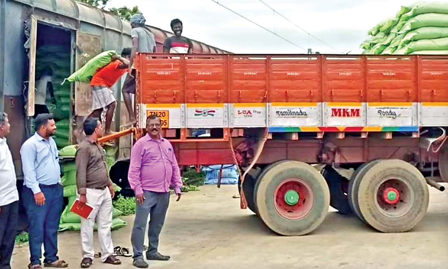 Urea, DAP among fertilisers for kuruvai cultivation arrive in ...