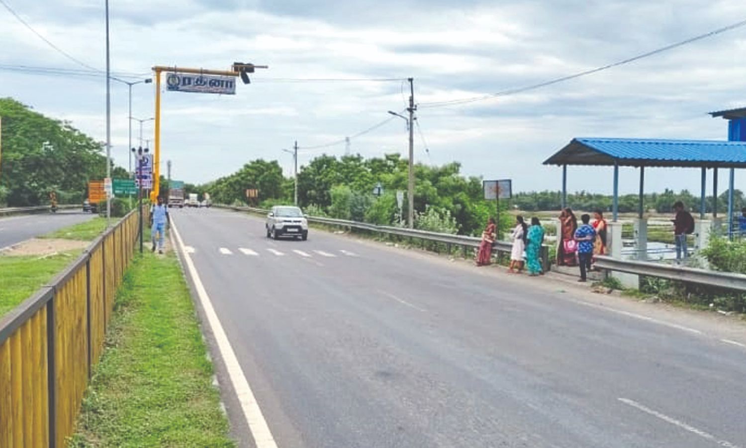 Commuters demand reconstruction of bus stop at Erikarai bypass