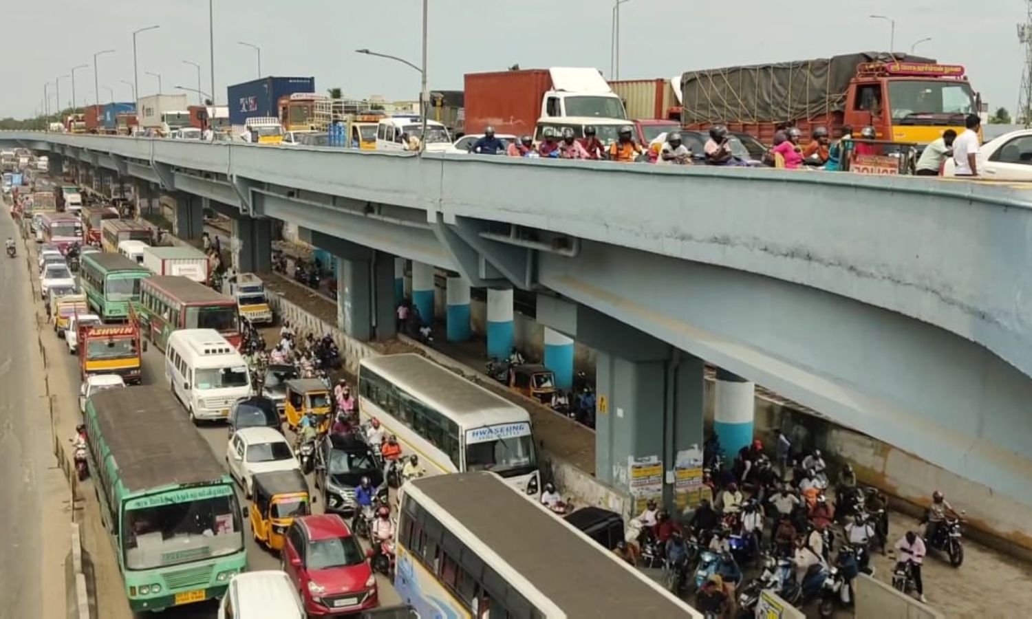 GST Road jam-packed due to road widening works in Irumbuliyur