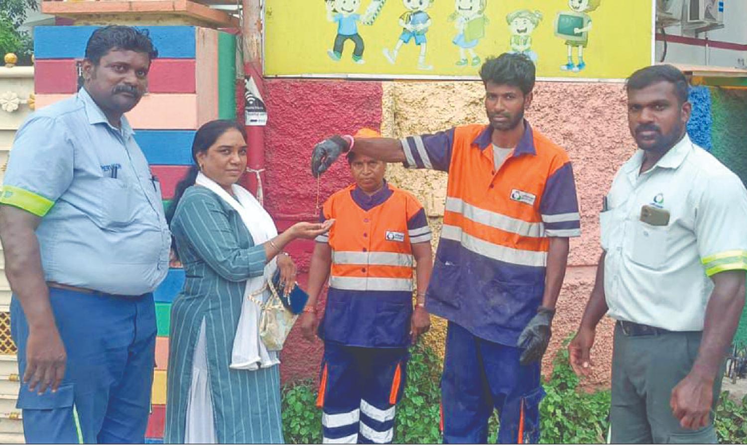 Found in trash, GCC contract employee returns 8 gm gold chain