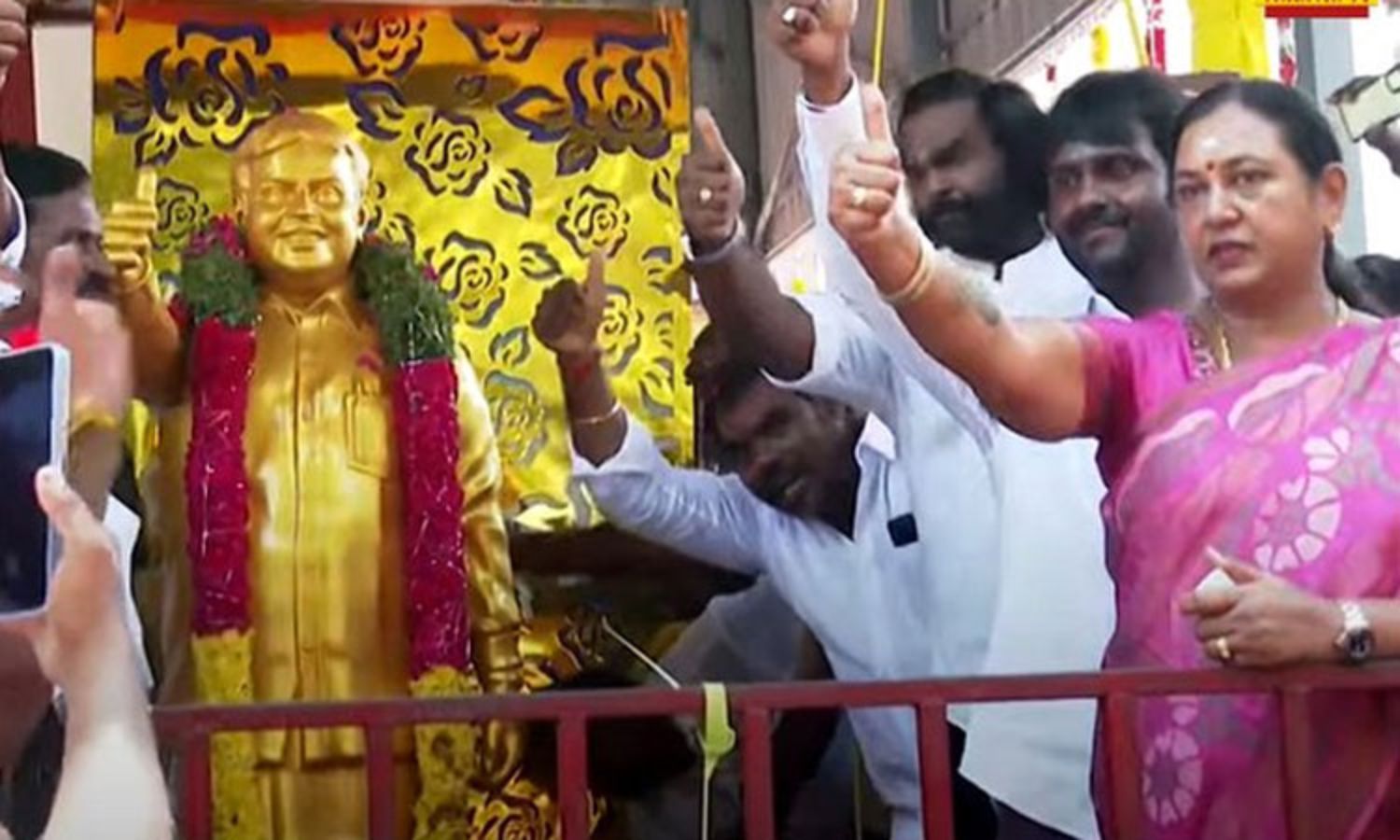 DMDK unveils Vijayakanth's statue at Koyambedu office on 72nd birth ...