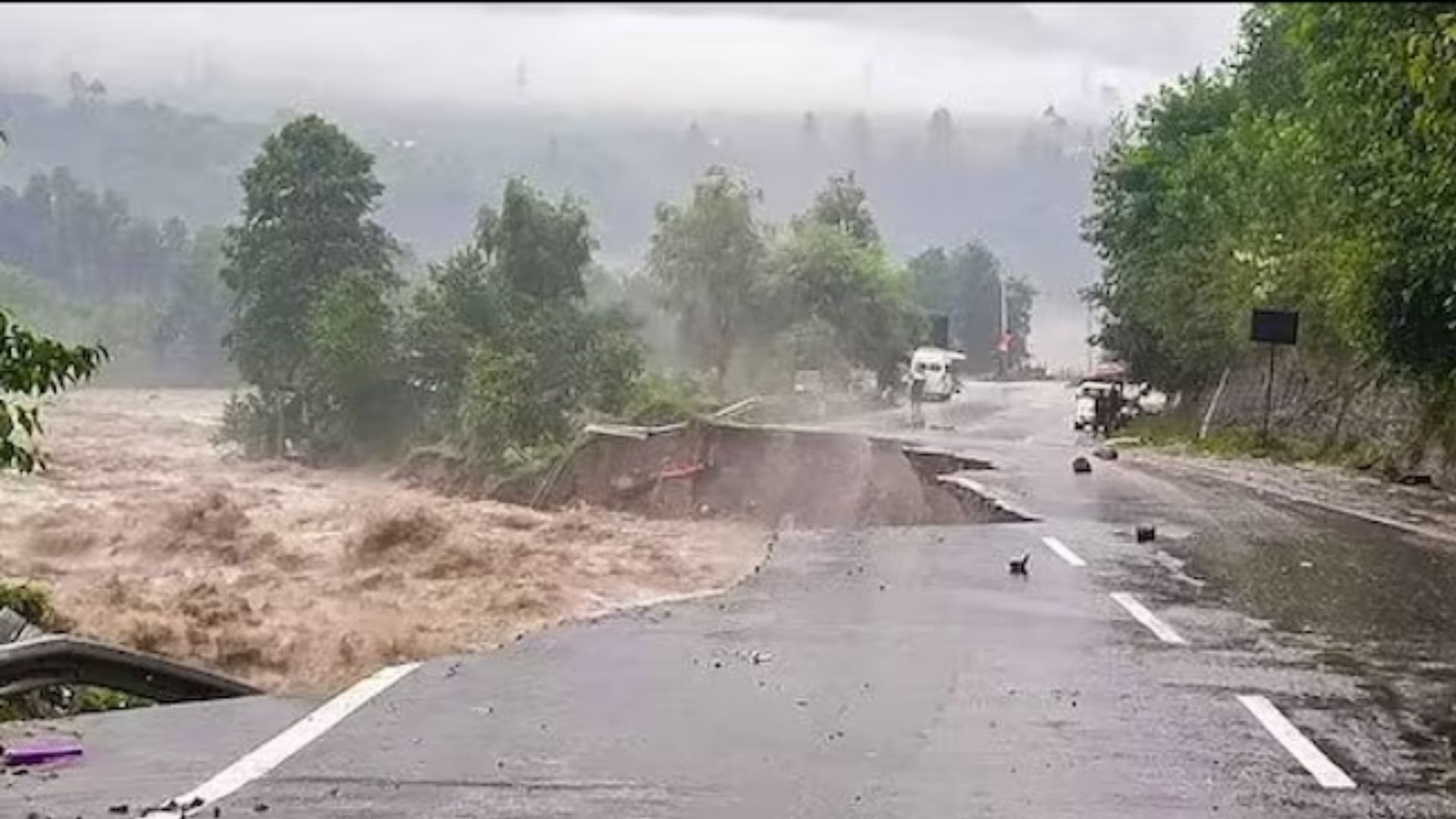 78 roads including 2 national highways closed in Himachal Pradesh, rains continue