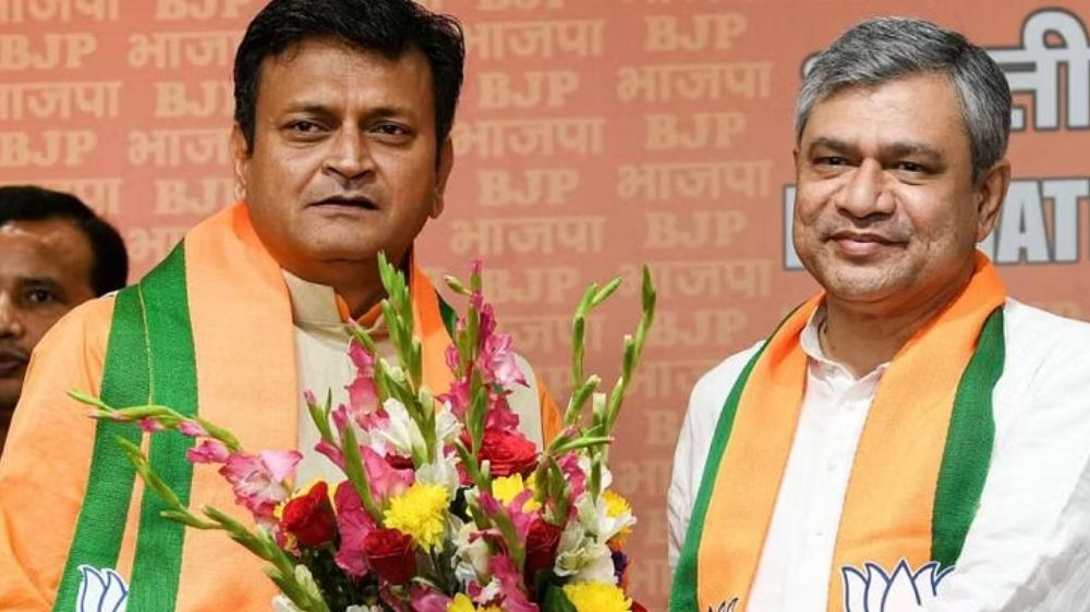 Former JD(U) leader Ajay Alok joins BJP