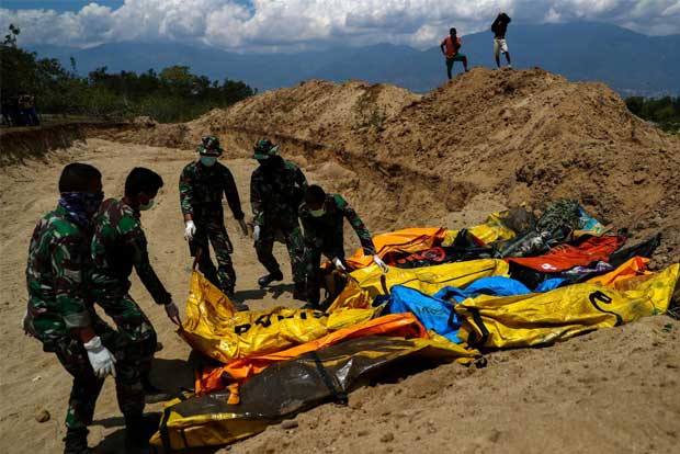 Indonesia rescuers scramble to reach isolated tsunami-struck towns
