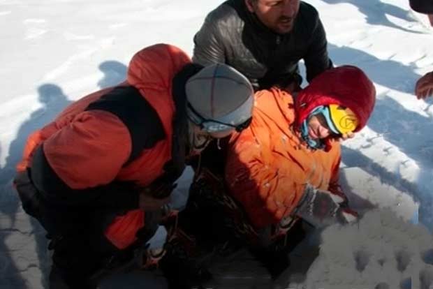 Pakistani helicopter rescues stranded Russian climber from peak