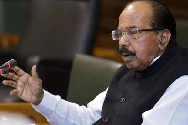 Karnataka: Veerappa Moily in tweet row, leaves ruling Congress in a spot
