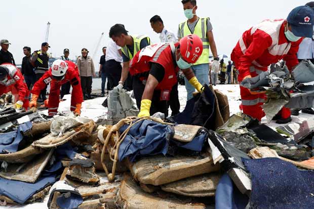 Diver dies in search for Indonesia jet crash dead
