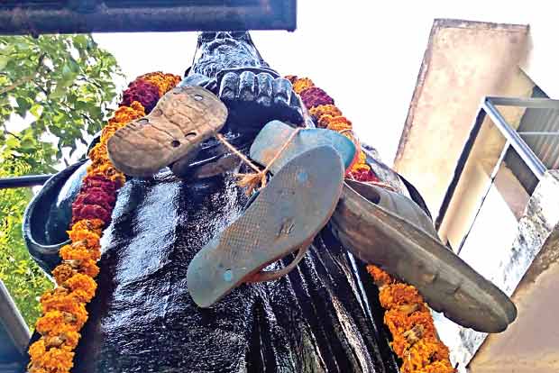 Tension after miscreants desecrate Periyar statues in Thanjavur, Tiruchy