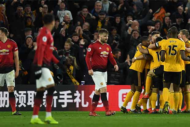 Wolves beats 10-man United