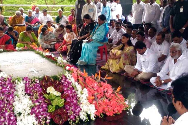 Andhra pays tributes to YSR on his 10th death anniversary