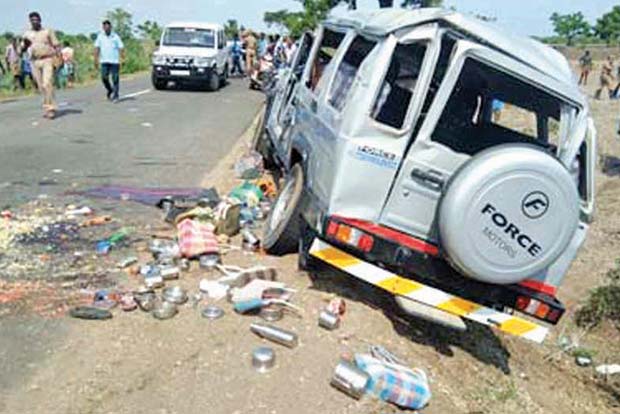 4 killed as mini-van overturns near Sattur