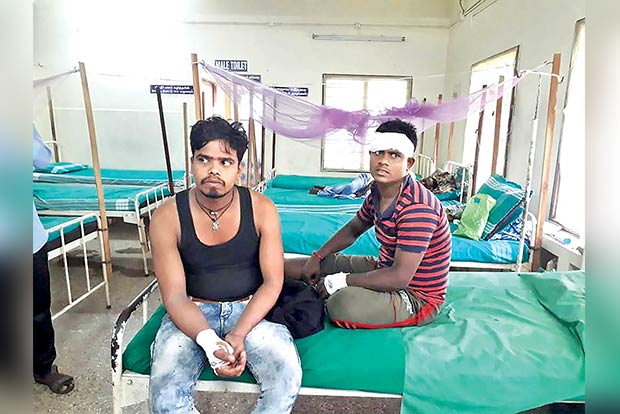 Duo tries to prevent robbery, attacked by 6-member-gang