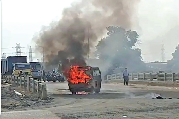 Autorickshaw gutted near Minjur as cartons of smuggled liquor catch fire