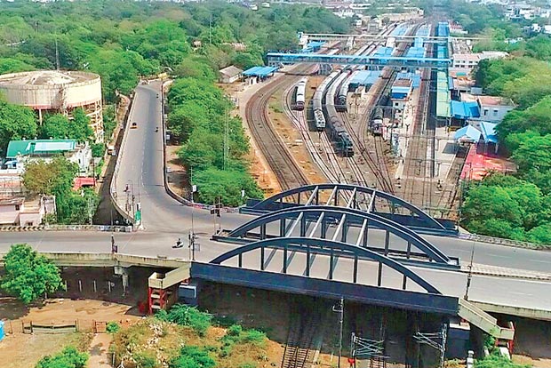 Roads empty, towns deserted across districts