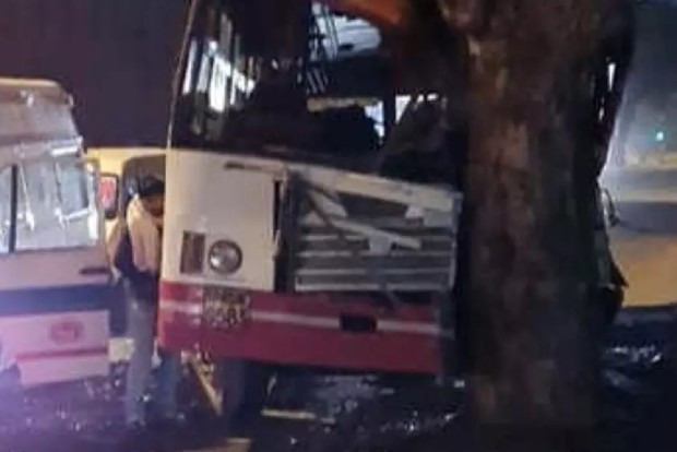 UP roadways bus collided with a tree in Delhi, 20 injured