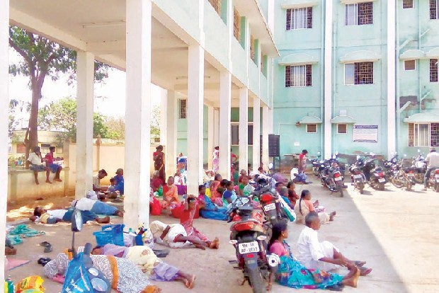 Relatives of COVID victim take body from mortuary