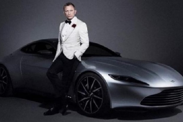 Daniel Craig named honorary Royal Navy commander