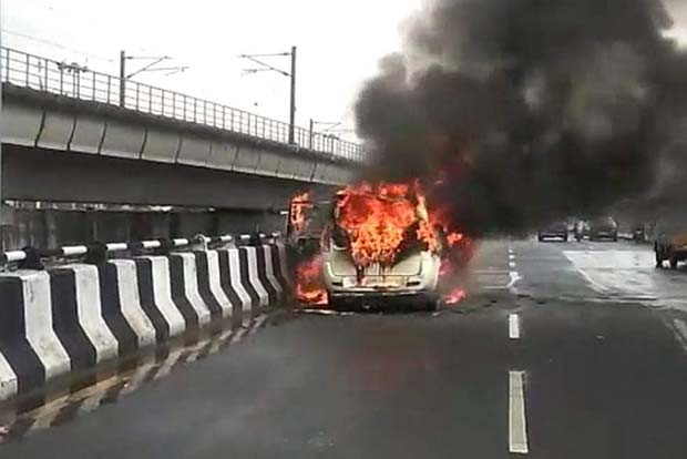 Fire guts luxury car on the move near Potheri