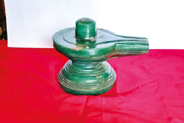 Emerald lingam worth Rs 500 cr seized