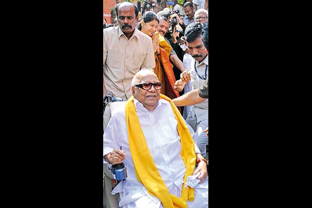 DMK chief visits court, cadre violate rules