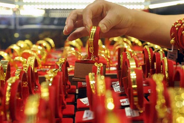 Gold slips on reduced offtake, weak global cues
