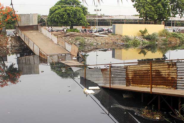 Bridge breaks due to overcrowding