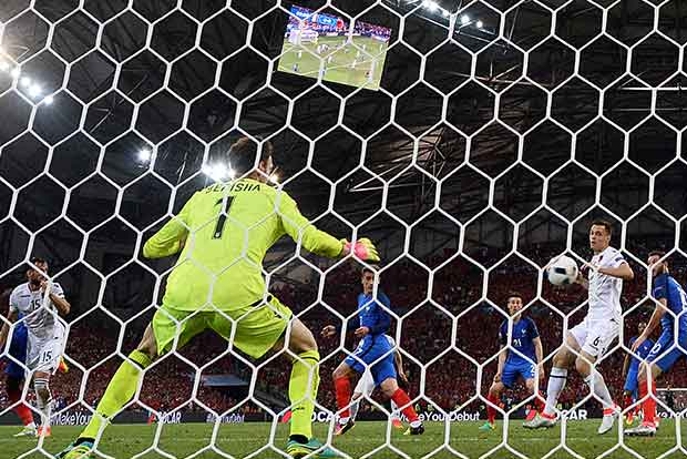 EURO 2016: France seal knockout berth