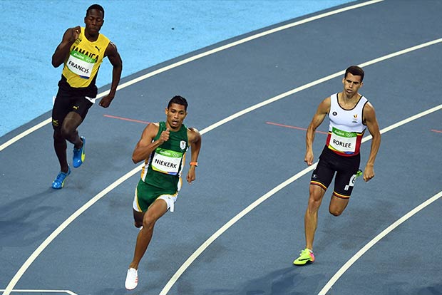 Niekerk breaks 400m world record