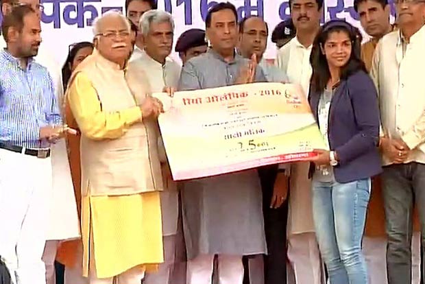Sakshi reaches Haryana, presented Rs 2.5 crore cheque
