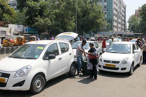 Cabs cruise on tourists' demand, buses stall