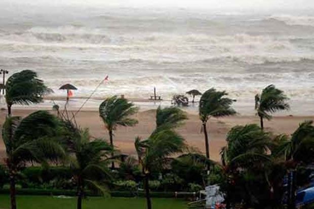 Bangladesh raises highest danger warning as cyclone takes aim